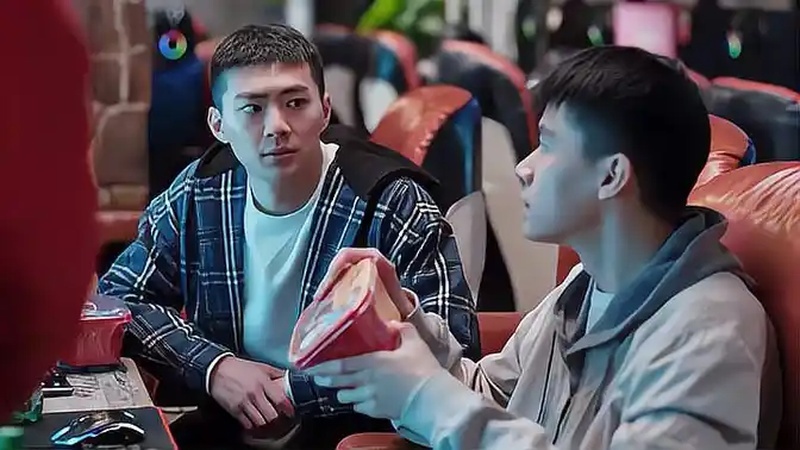 大河之水:熊亿吃小火锅,发现包装异常,果然老总偷税漏税