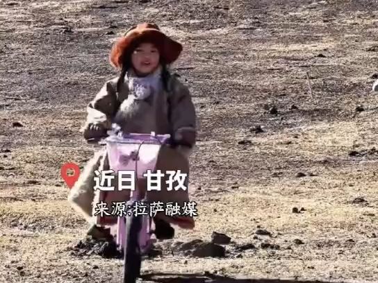 小卓玛纯真的童年时光!微笑治愈所有的烦恼, 网友:这是记忆里最快乐的...