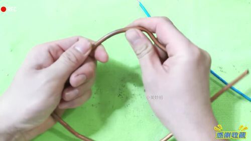 没弯管器咋弯铜管?空调师傅一招,徒手做出完美弧度