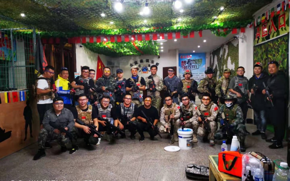 真人CS俱乐部,原厂短剑下场。