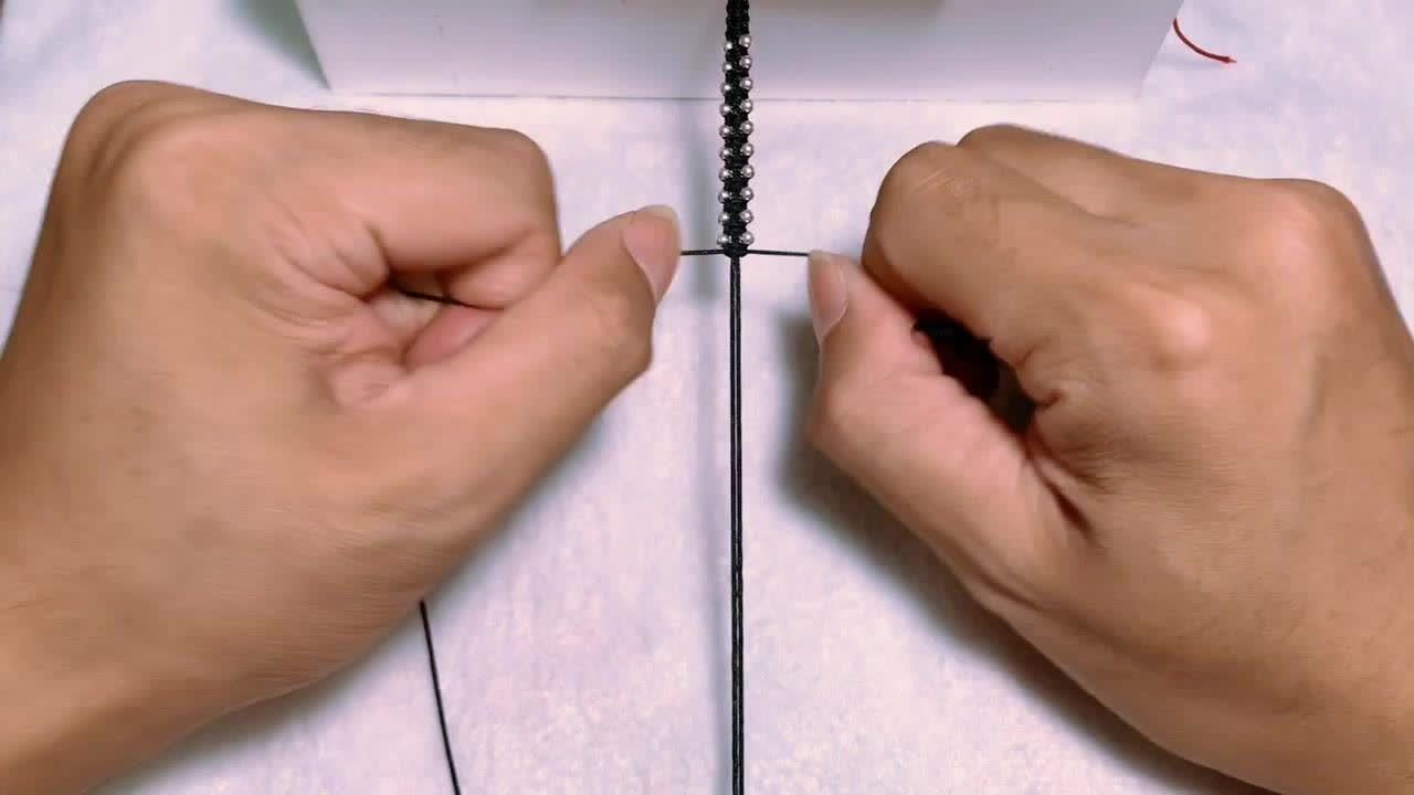 手工编织平安结红绳手链慢动作教程,3分钟轻松学会编织手绳