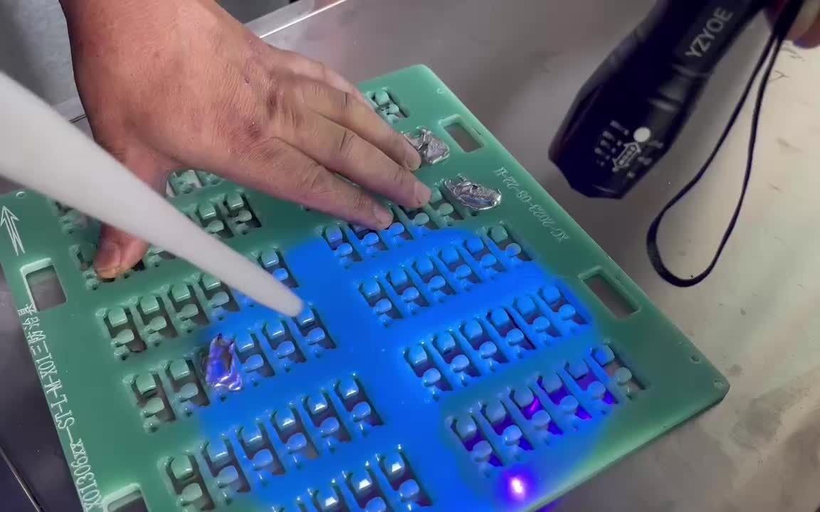 紫光灯照射三防漆清洗,看的更清楚