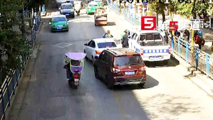 司机突发脑溢血,一头撞上执法车,交警紧急施救