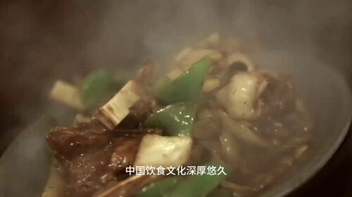 印度人来中国吃饭,坚持不用筷子,结果上菜时立马看傻眼了!