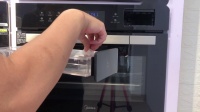 美的嵌入式蒸烤箱水盒加水操作.mp4