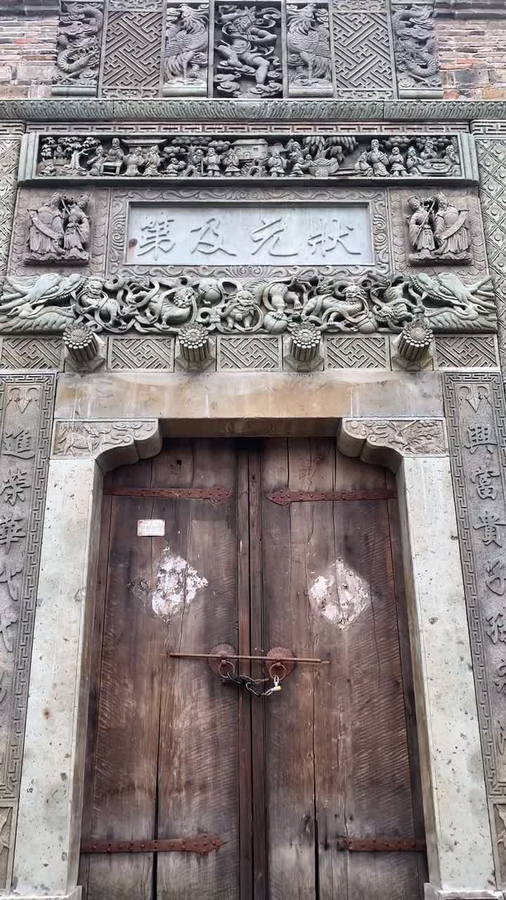 三百年的状元及第,盘踞寸土寸金的市中心,各大地产商都想收购,后代...