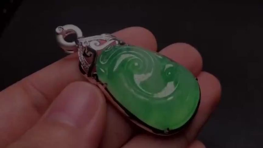 冰种翡翠挂件看着让人着迷,玉可以养人,给人生机勃勃的感觉