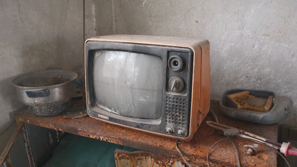 上世纪的老物件:模拟接收的电视机,也不知道现在还有没有模拟信号了,...