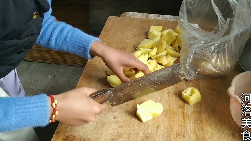 姑娘学做大盘鸡,拿刀切菜的动作,真吓人