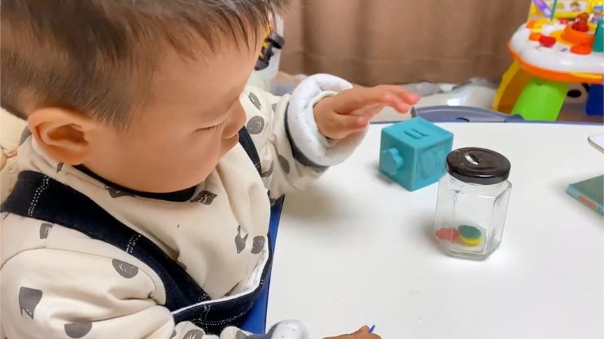 在家也能做早教——手部精细动作超棒的小宝宝