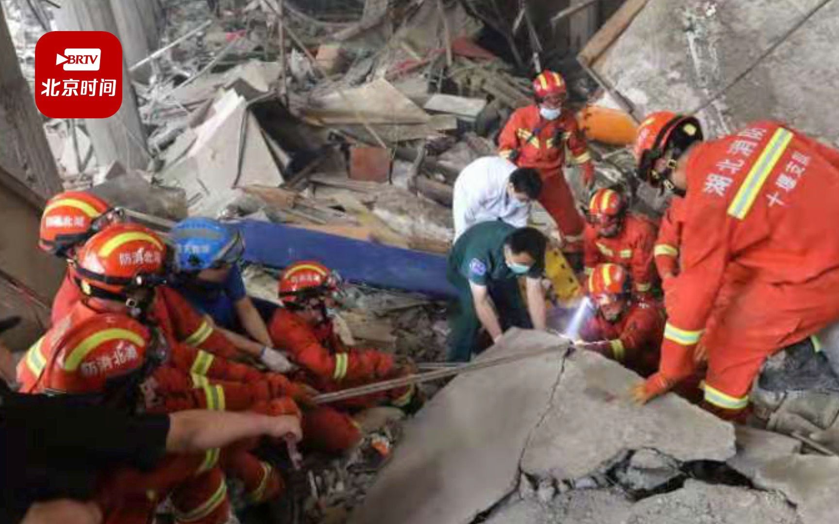 十堰爆炸事故已致12人死亡138人受伤 应急管理部派工作组赴现场指导...