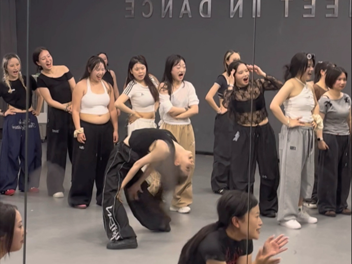 当只教了前半段但演示的时候跳完了 学生的反应Be like: