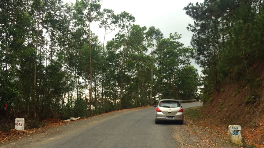 第6集,新G219国道和沿边公路S325的里程碑同时存在,绝无仅有。