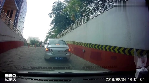 行车记录仪:看着手动挡上坡起步,真想上去推他一把!