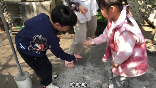 石头剪刀布捉迷藏谁输了惩罚挠脚心挠痒痒