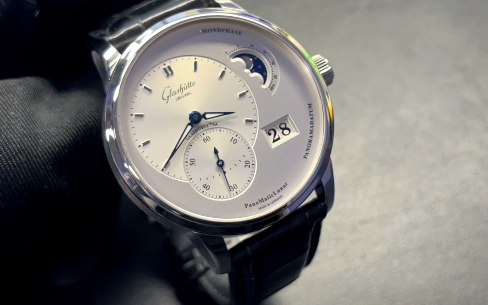 格拉苏蒂原创偏心系列,一般不常见的双鹅颈式微调器以及偏心月相。