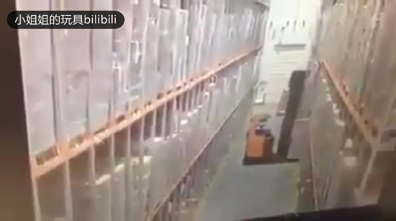 小哥仓库遇事故 多米诺骨牌效应
