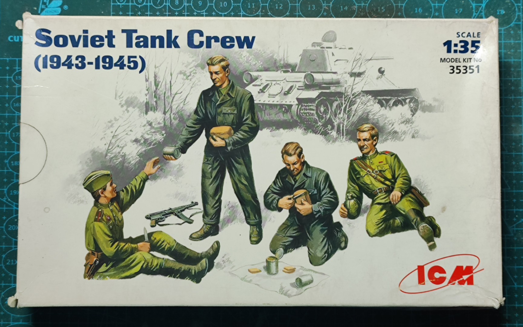 【模型测评】ICM 1/35 休息中的苏军坦克兵兵人模型