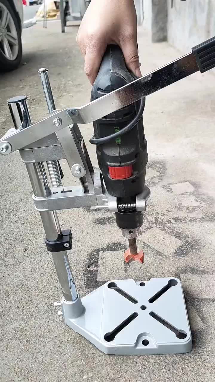 ...把手电钻固定到上面就可以了,用它钻孔快速精准不跑偏,非常实用#...