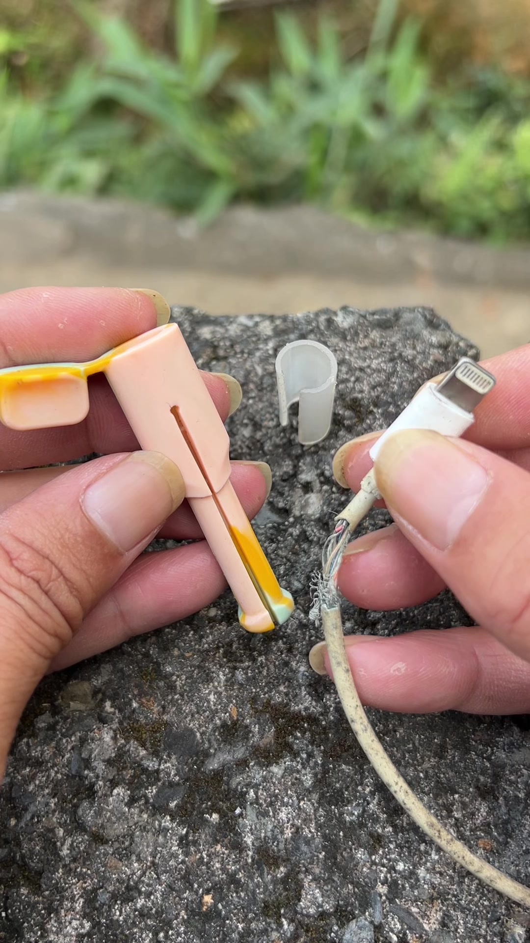 这个数据线保护套不仅能修复损坏的数据线,还能保护新数据线不折断,...