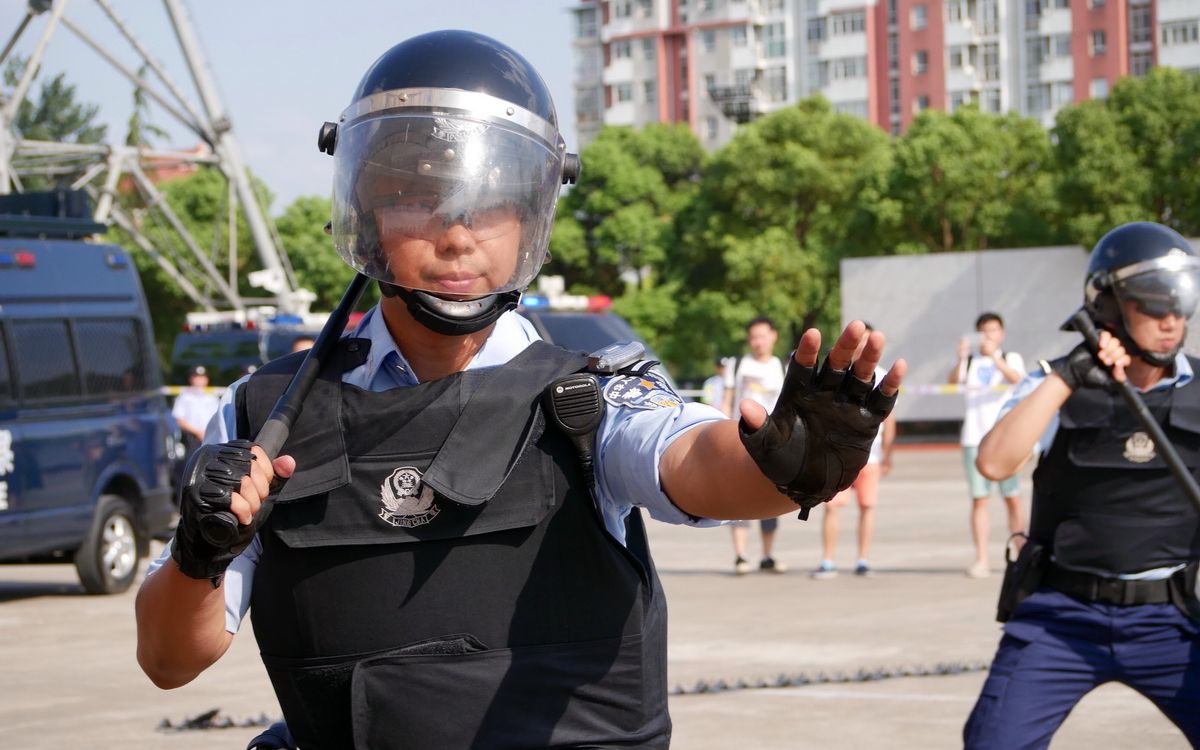 上海浦东警方特种机动队(SERT)催泪喷雾和伸缩警棍使用演示