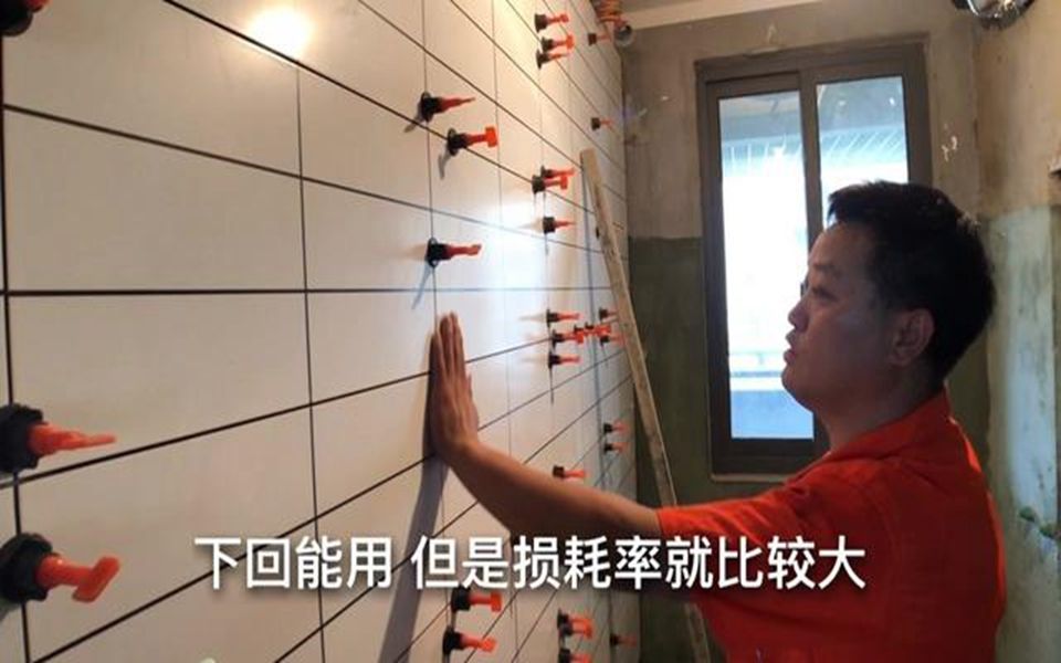 贴瓷砖巧用找平器,小工具好用但损耗大,瓦工老张抱怨活难干