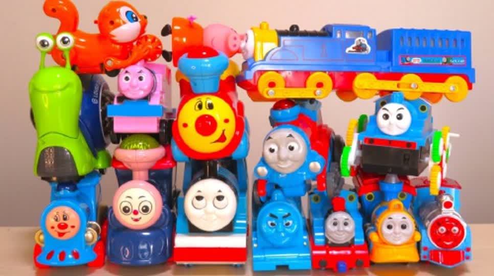 有趣的电动小火车和动物汽车玩具展示