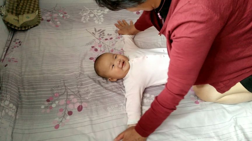 医生老师最后一次家访指导抚触,内容量有点大,下次要去机构中心