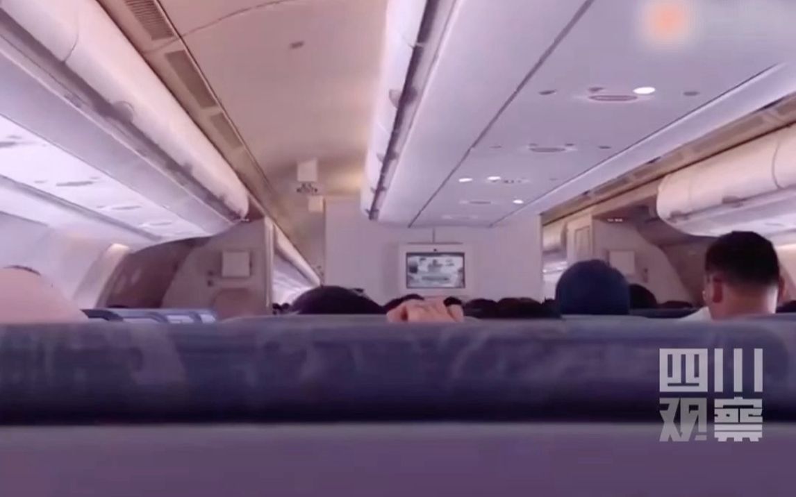 上海飞北京航班颠簸瞬间画面曝光,空姐抱着乘客被甩到天花板,亲历者:...