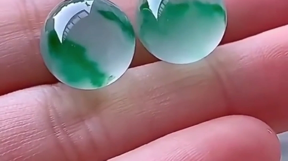 叫师傅给这两颗珠子打孔,他看了很久说不用打孔了,我当时就急眼了,不...