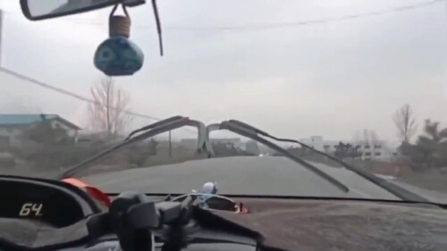 行车记录仪:雨刮器一言不合干了起来,怎么劝也劝不动!