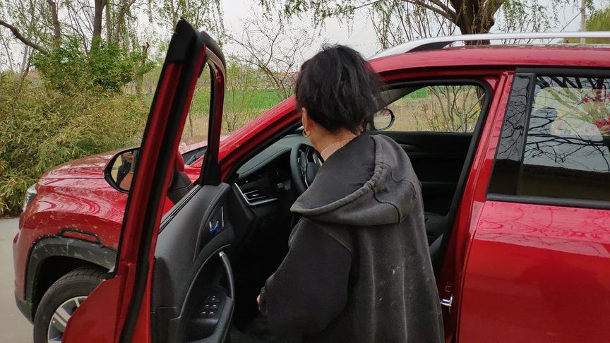 六十岁马姐喜提爱车CS35plus,国产长安就是香,自动挡suv就是好