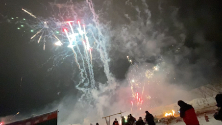 蓝光加特林,市区禁燃区外集体放烟花,消防随时待命,致敬