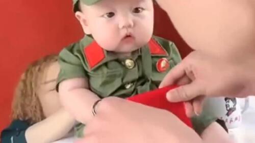 这是谁家的宝宝,憨憨的样子实在是太可爱了!