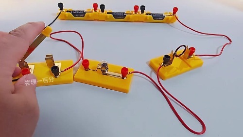 为什么自制电动机线转动时小灯泡一闪一闪的?