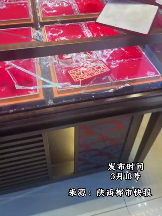 海南一珠宝店被盗窃,凌晨三名男子撬门钻入