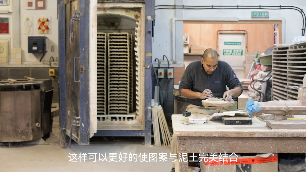 【陶艺】陶艺大师制作手工瓷砖的过程,纯音译不容易,望大家多多点赞...
