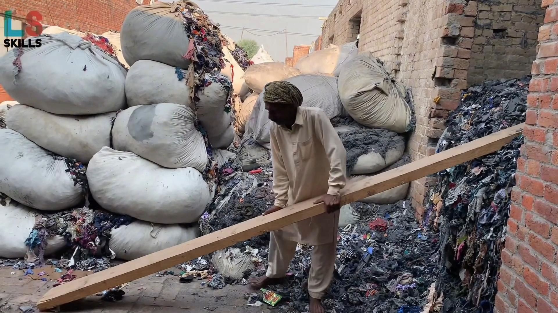 震惊--废旧衣服是如何回炉翻新的?