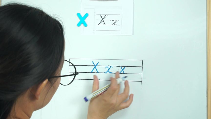 这个字母超简单,只要双手交叉就能画出一个漂亮的X~