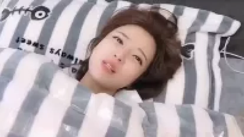 小姐姐不给弟弟介绍闺蜜,惨被无情绑住,挠脚底心伺候!