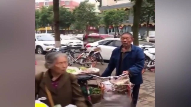 老大爷没有微信支付,对方说等会给他送来,等了四五十分钟