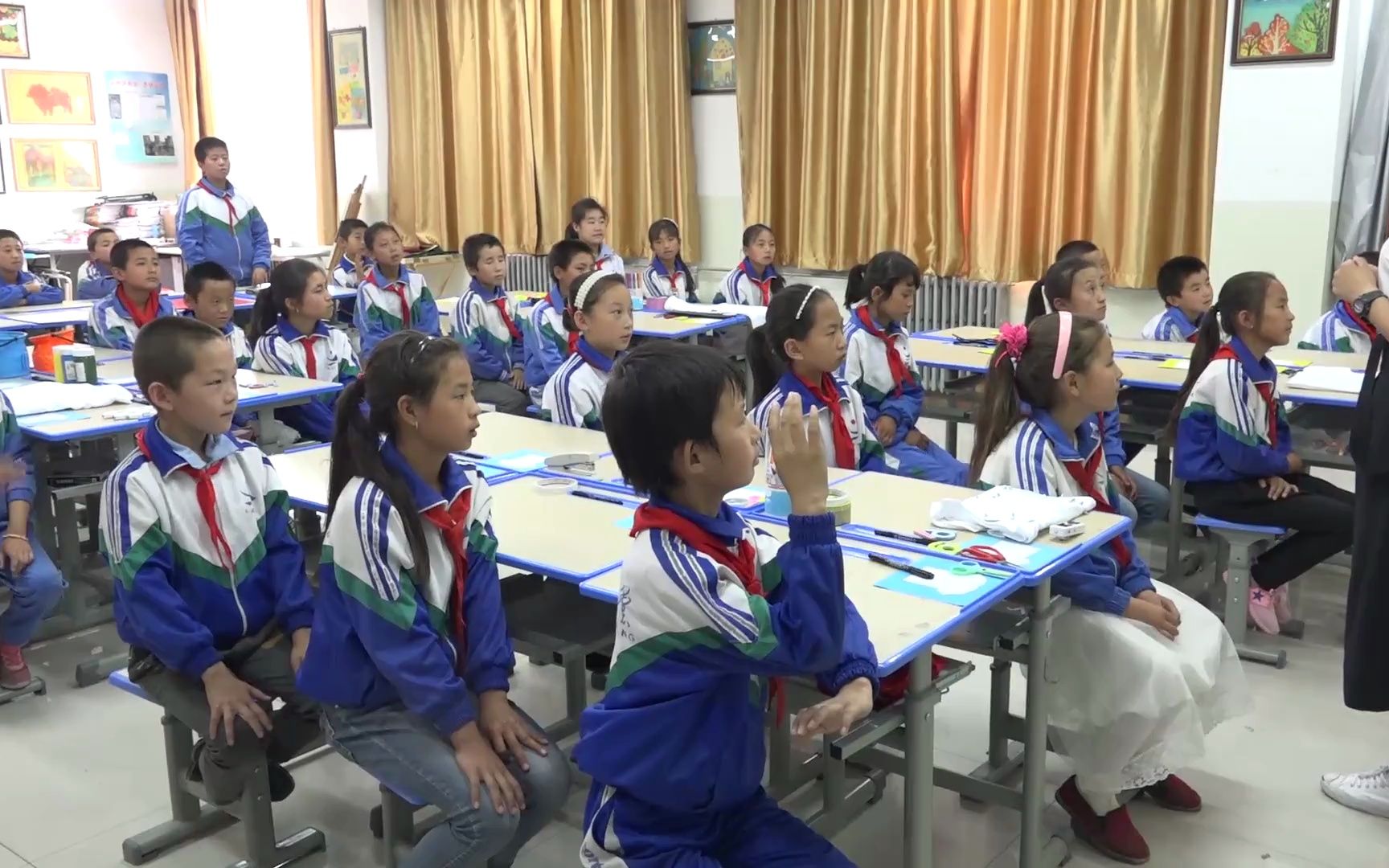 [有完整视频]人教版小学美术四年级下册《设计文化衫》推荐教学视频(...