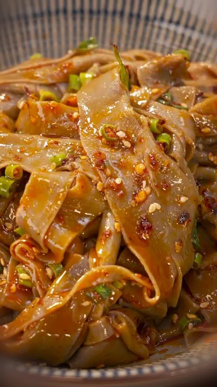 荞麦面皮,我更喜欢吃麻酱味的 红油的也不错