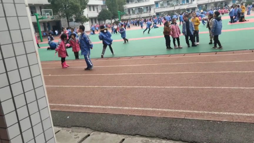 湖南怀化小学中午吃完饭,学生们都在操场走动,好开心呀!