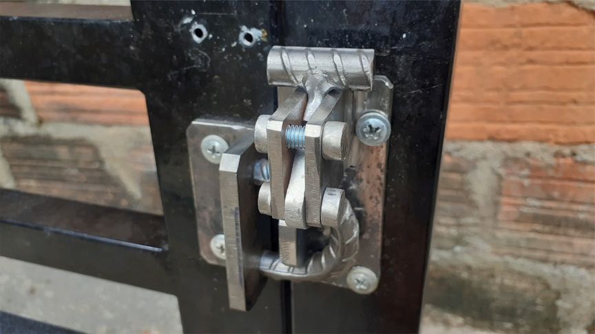 旧钢板制作改进版半自动门插销,关门自动插住还可以搭配挂锁使用