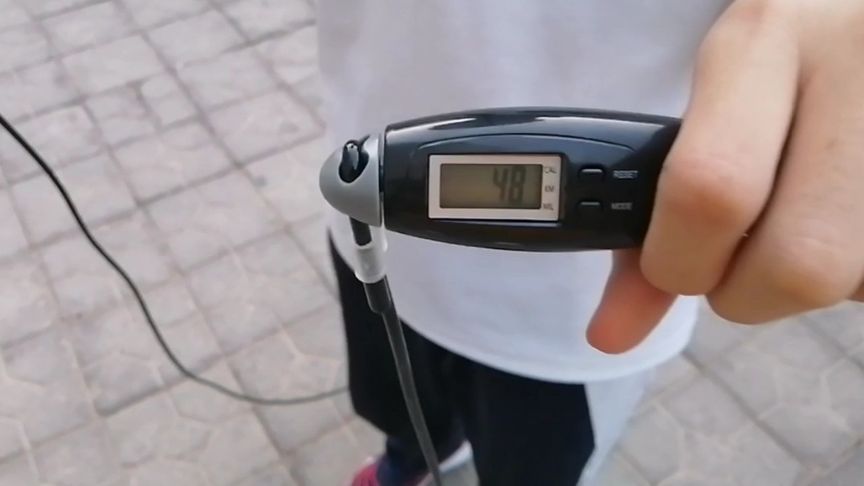 儿子跳绳再不用嘴记数了,计数跳绳自动计数真方便!