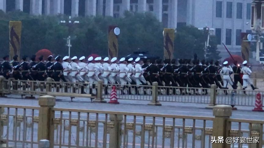 威武的解放军三军仪仗队步伐一致,队列严整,正在进行升国旗仪式