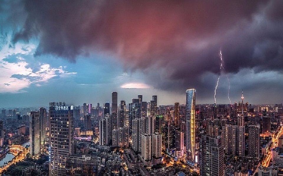 雷电具有极强的危险性,遇到雷电应怎样做好防御?