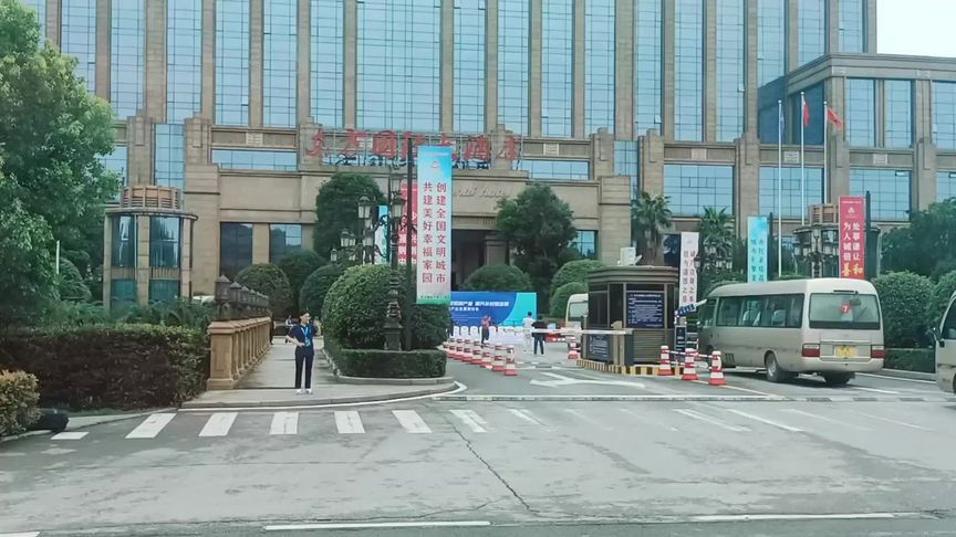 进入东方国际酒店开会准备中#会议现场 #冠军花环助威加油