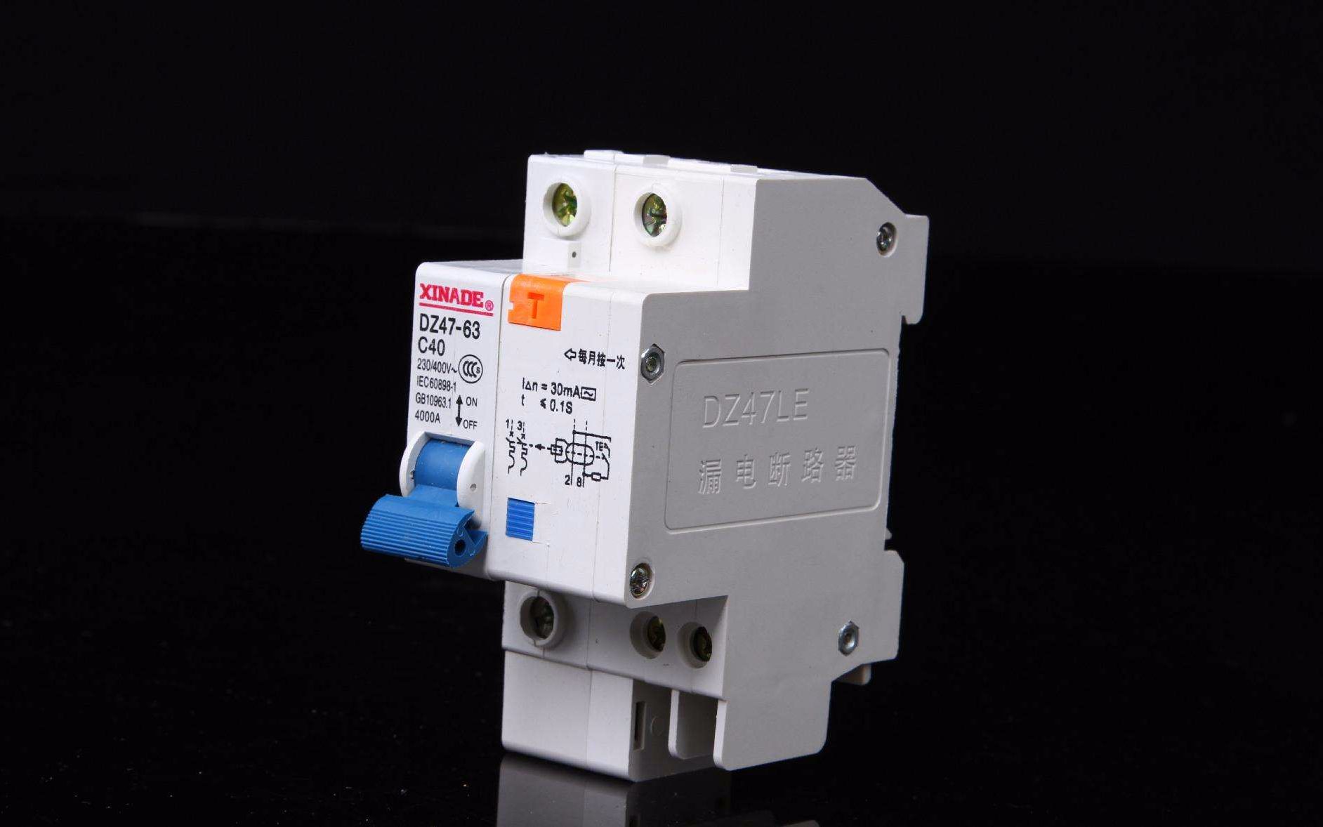 漏电保护器是怎么知道有人触电的?原理是啥?【初中物理】